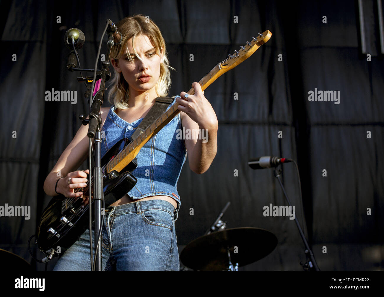Austin, Texas, USA. 8th Apr, 2017. ELLIE ROSWELL, singer and guitarist ...
