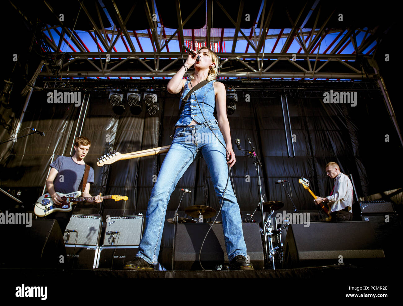 Wolf alice guitarist hi-res stock photography and images - Alamy