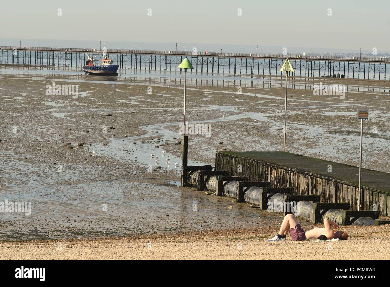 Hot weather southend beach hi-res stock photography and images - Alamy