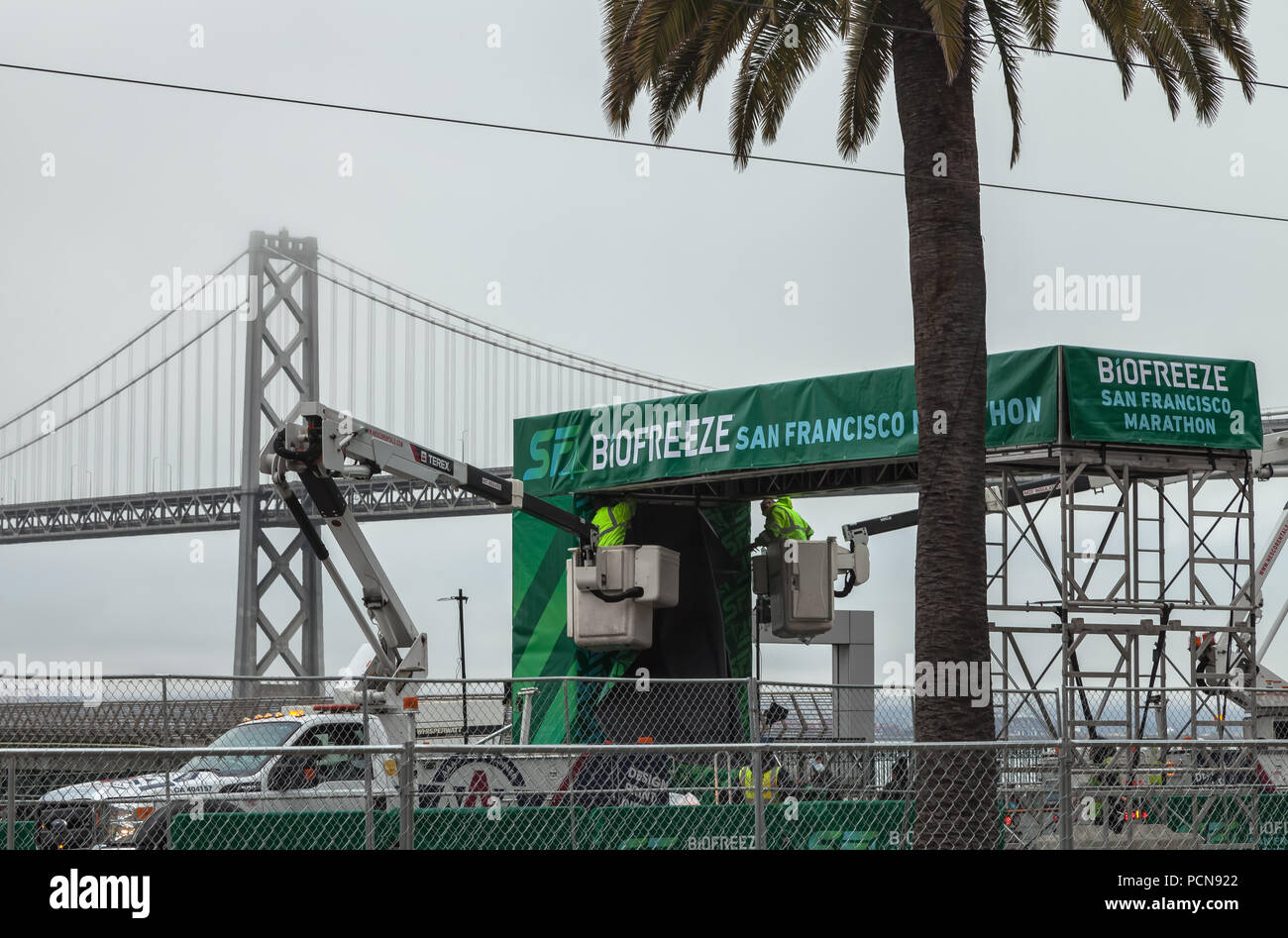 San Francisco Marathon organizers dismantle the starting point gate ...