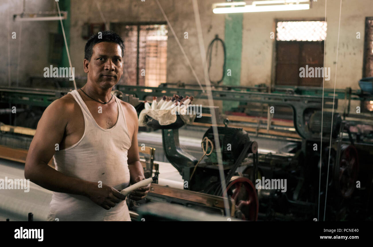 Worker poses hi-res stock photography and images - Alamy