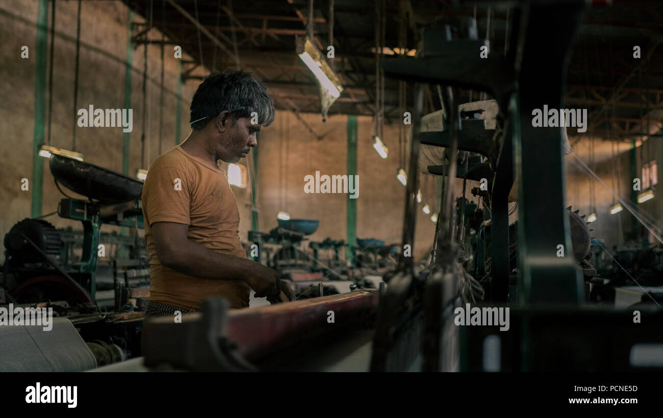 A worker operates a cotton loom in Burhanpur, India Stock Photo - Alamy