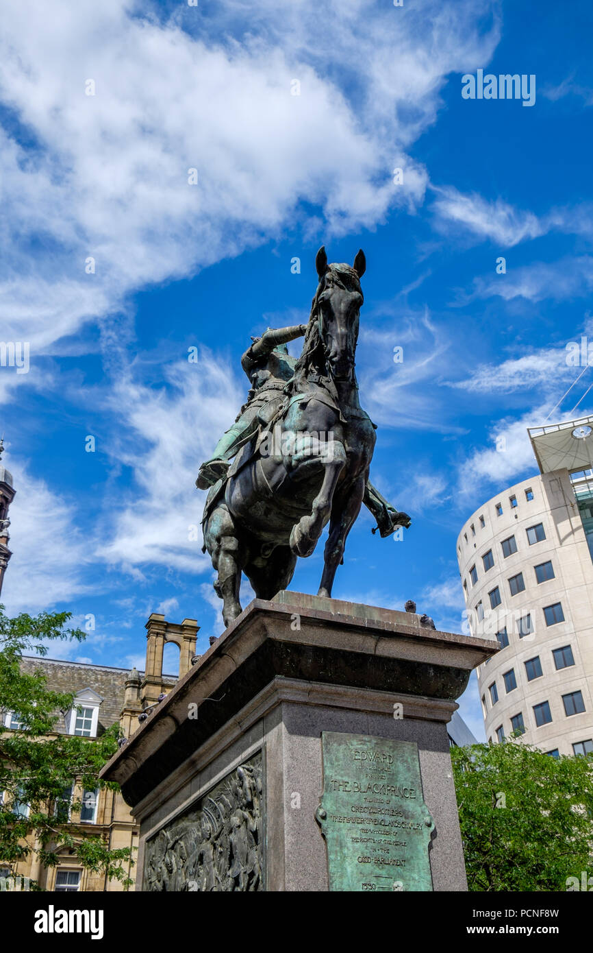 Statue in leeds city centre hi-res stock photography and images - Alamy