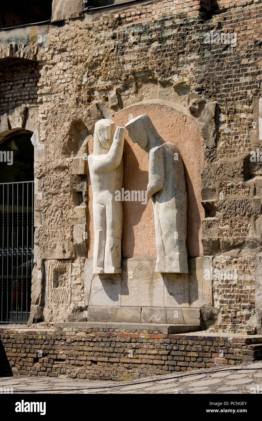 Skulptur an der Turmruine Stock Photo - Alamy