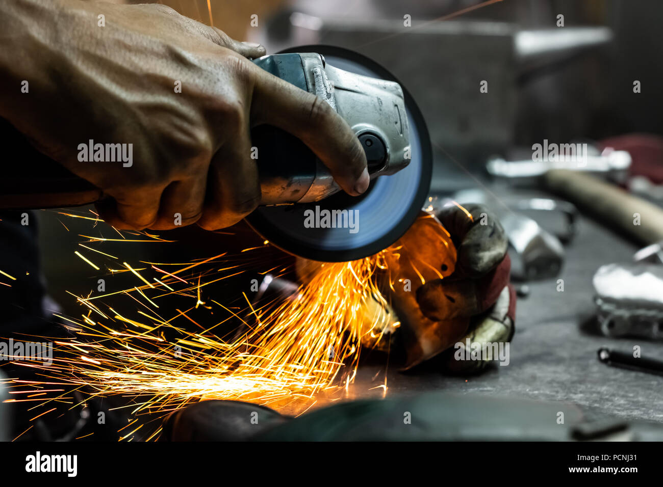 Cutting metal angle grinder hi-res stock photography and images - Alamy