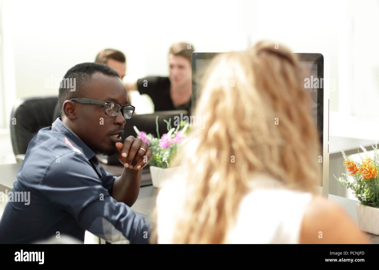 People using computers businesspeople hi-res stock photography and ...