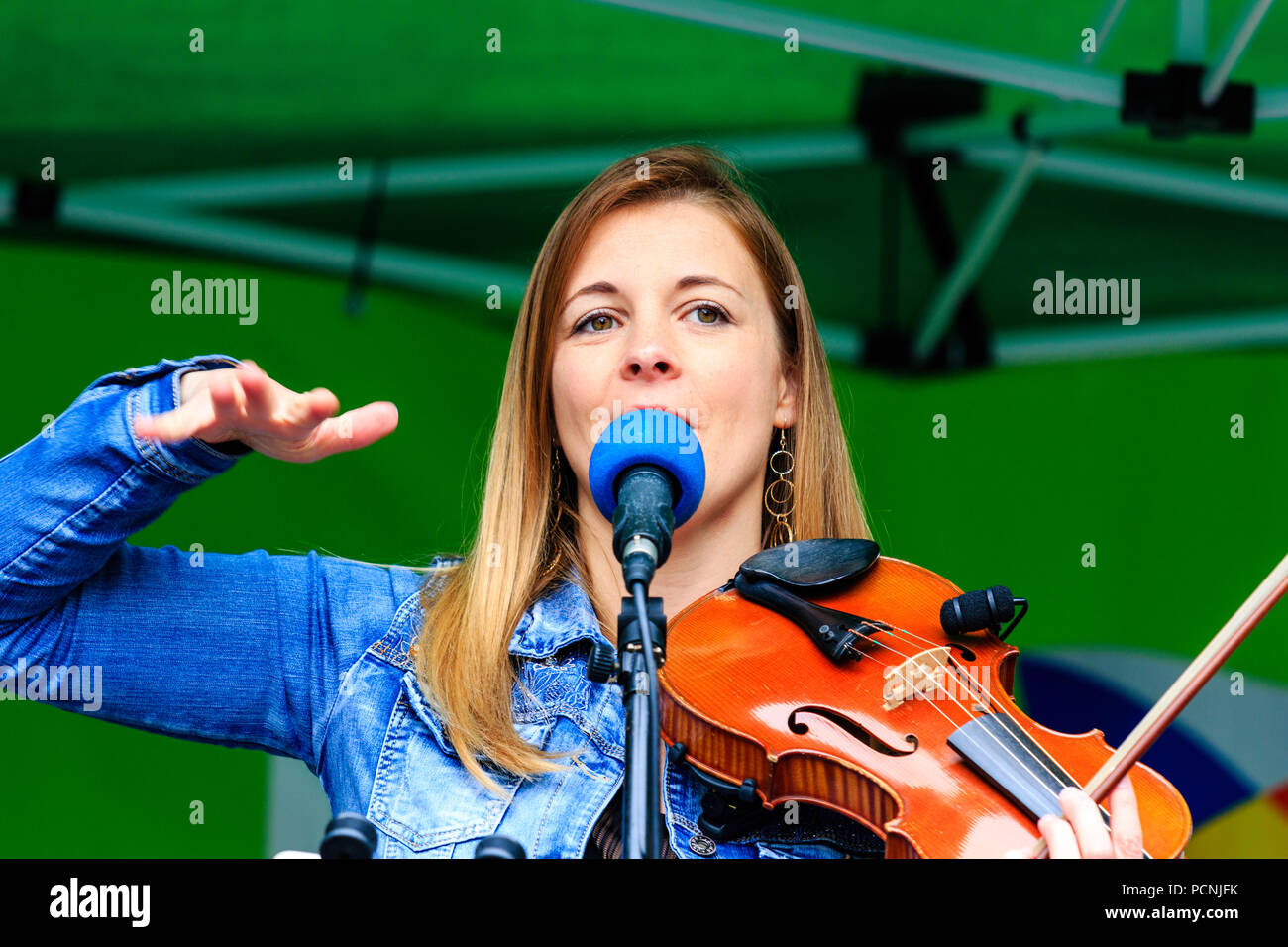 Singer with long blonde hair hi-res stock photography and images - Alamy