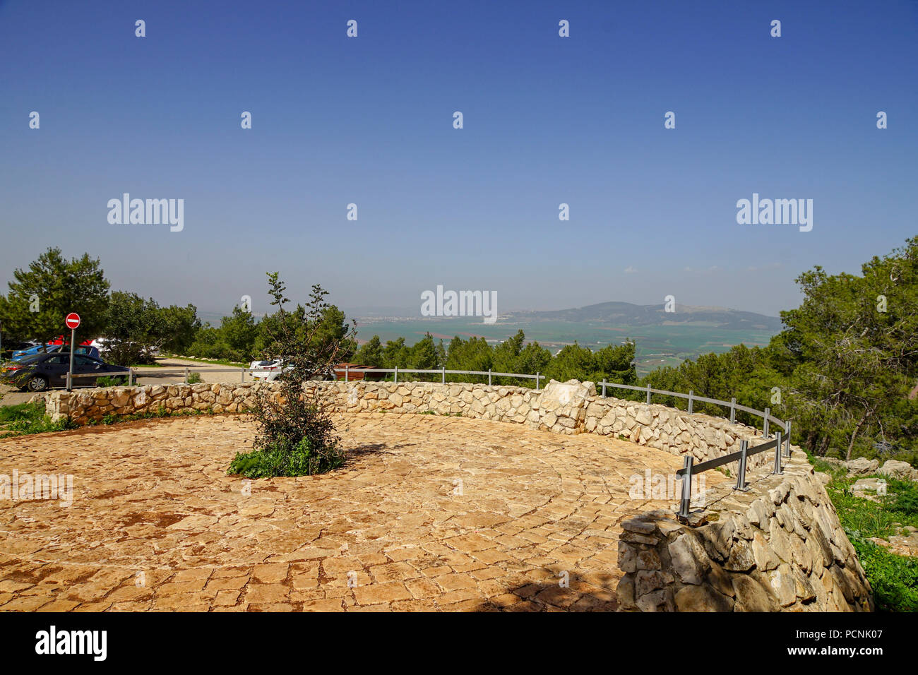 Mount Gilboa observation point with a view of the Jezreel valley Stock ...