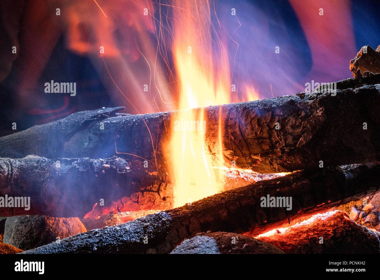 Embers campfire hi-res stock photography and images - Alamy