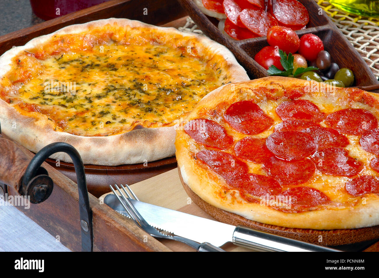 Duas pizzas, pepperoni e queijo Stock Photo - Alamy