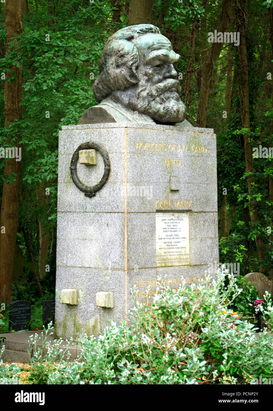 Karl marx tomb highgate cemetery hi-res stock photography and images ...