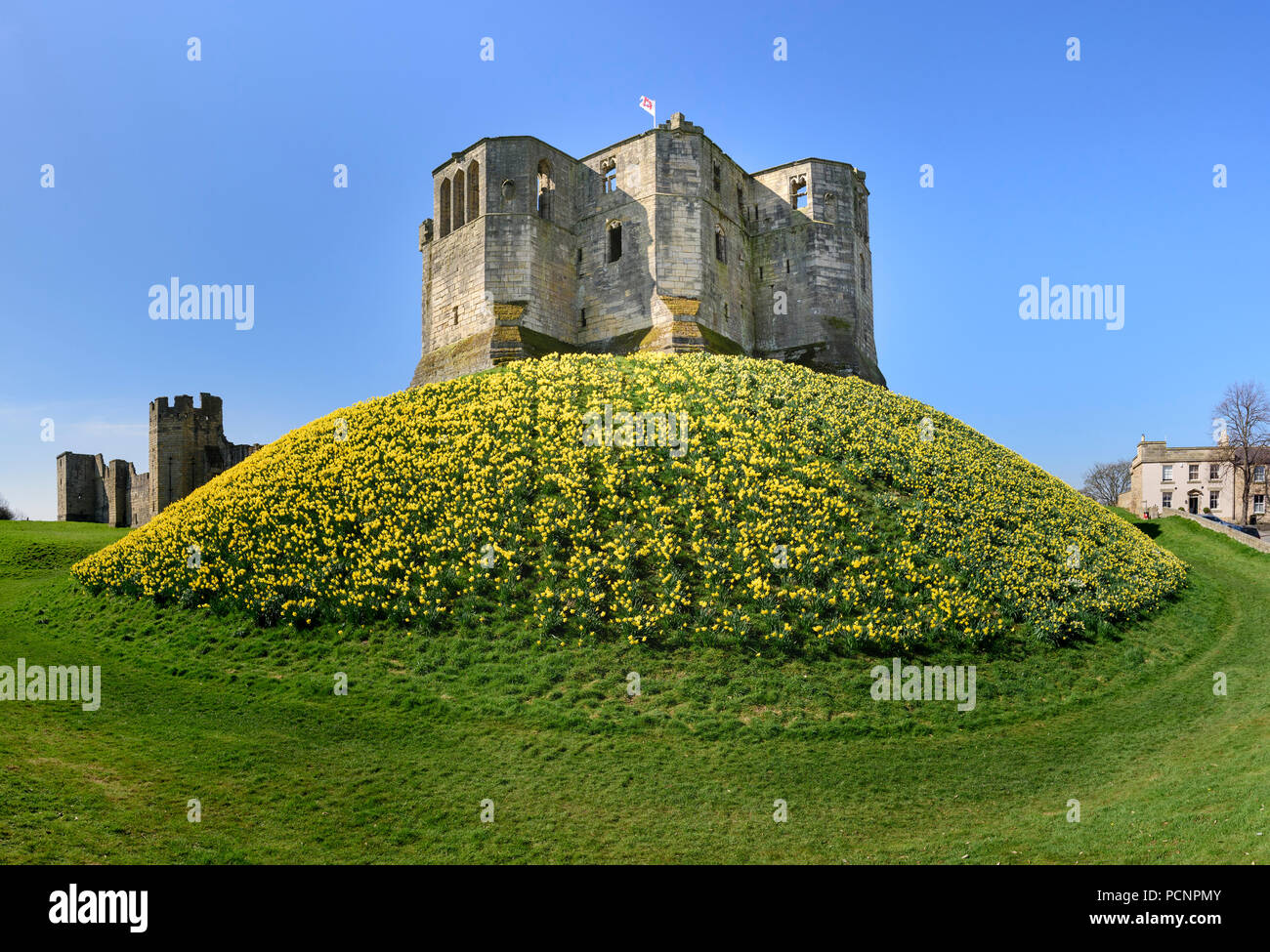 Warkworth castle northumberland ruins hi-res stock photography and ...