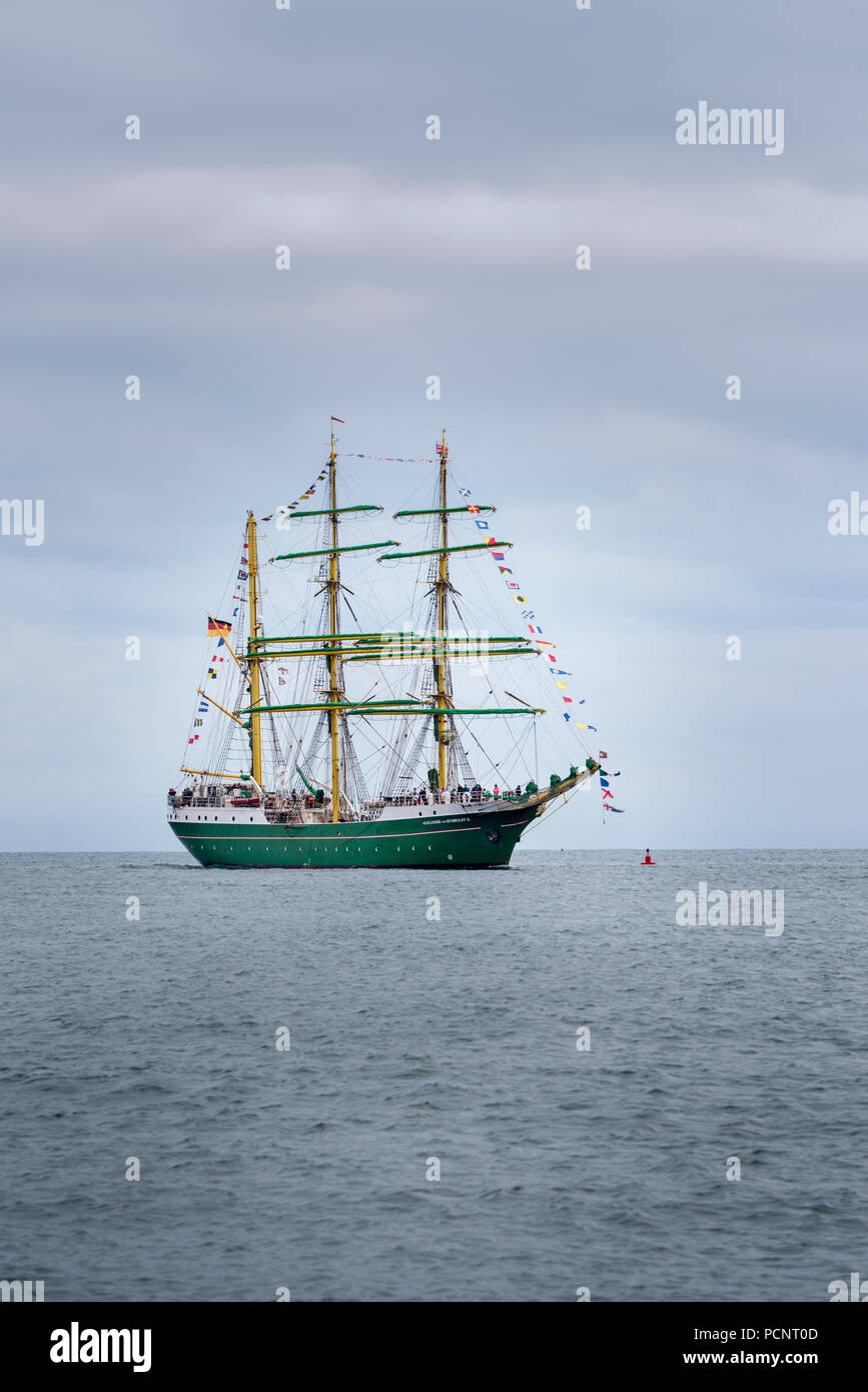 Three masted sailing ship hi-res stock photography and images - Alamy