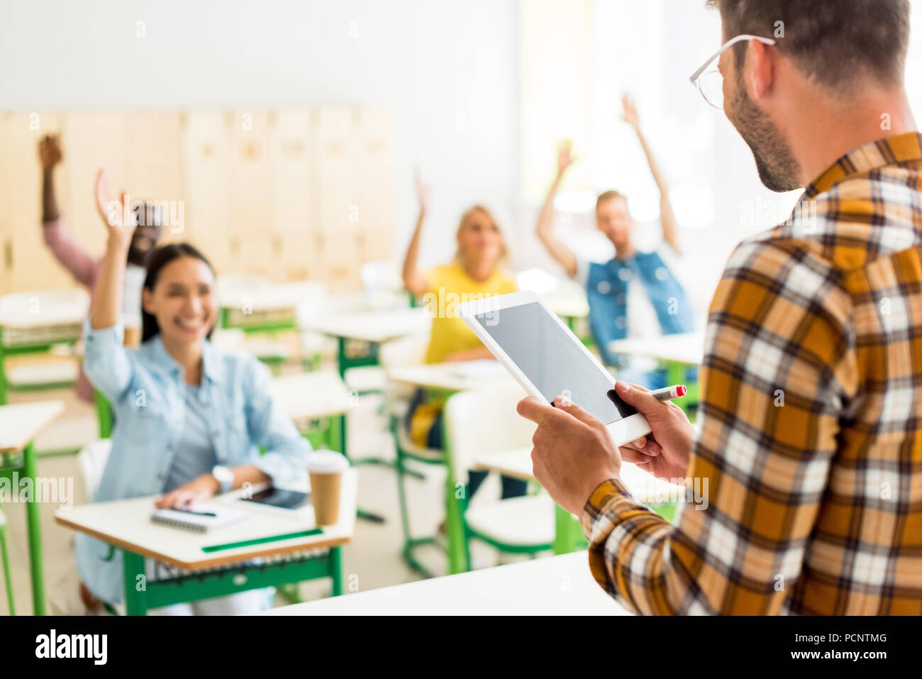 Group of students answer question hi-res stock photography and images ...