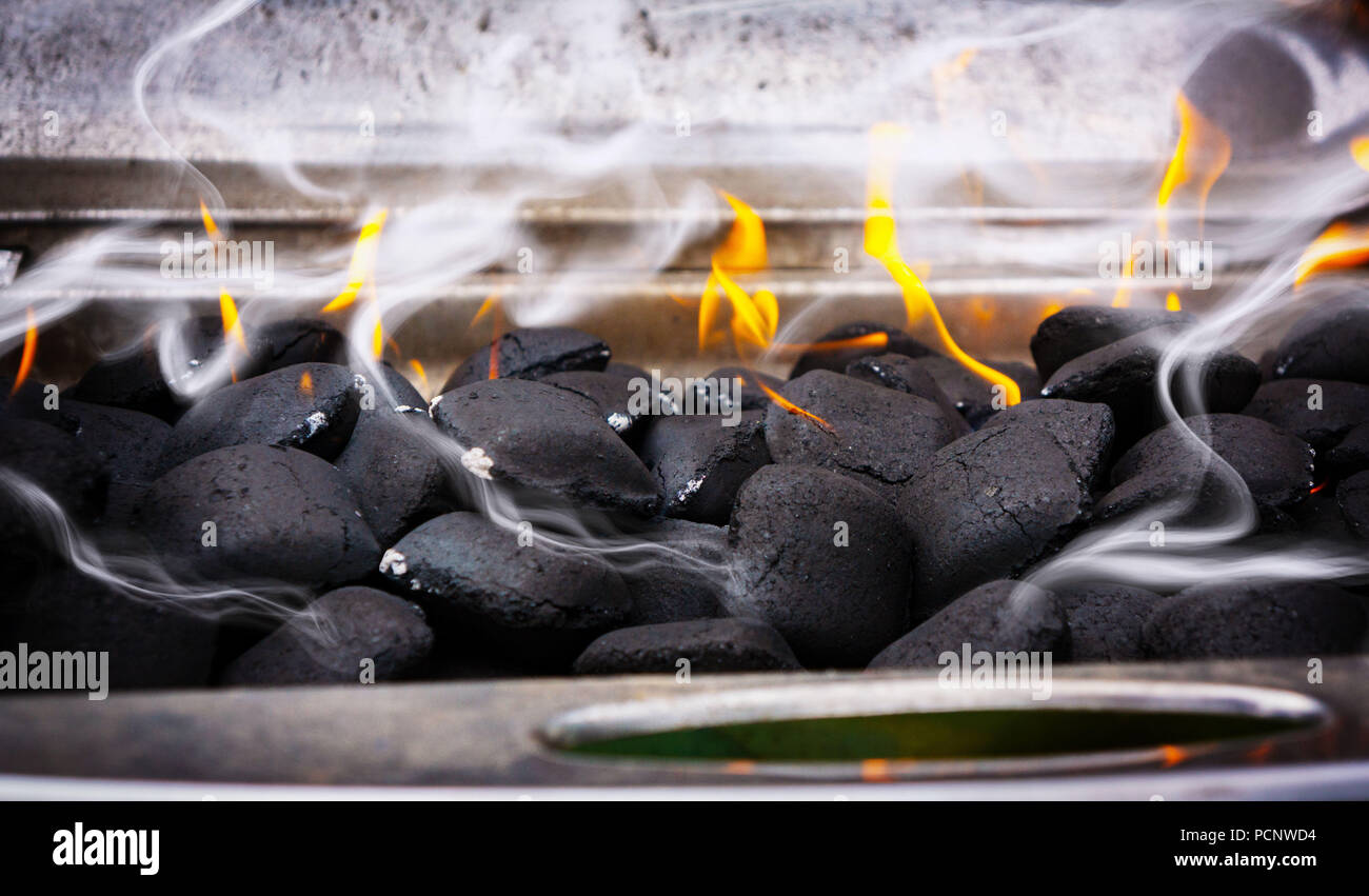 Lighting charcoal hi-res stock photography and images - Alamy