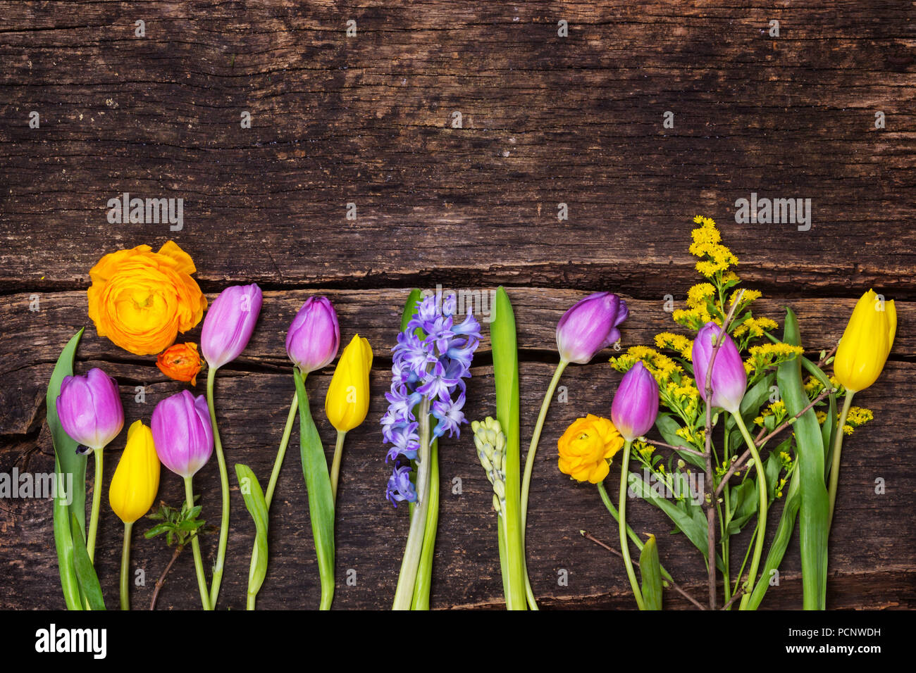 Spring flowers on wood hi-res stock photography and images - Alamy