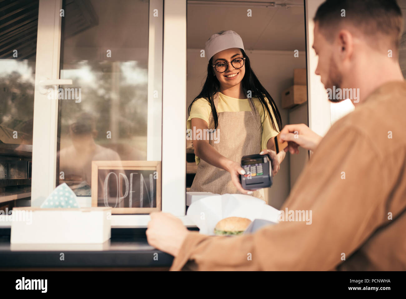 customer paying with credit card for food at food truck Stock Photo - Alamy