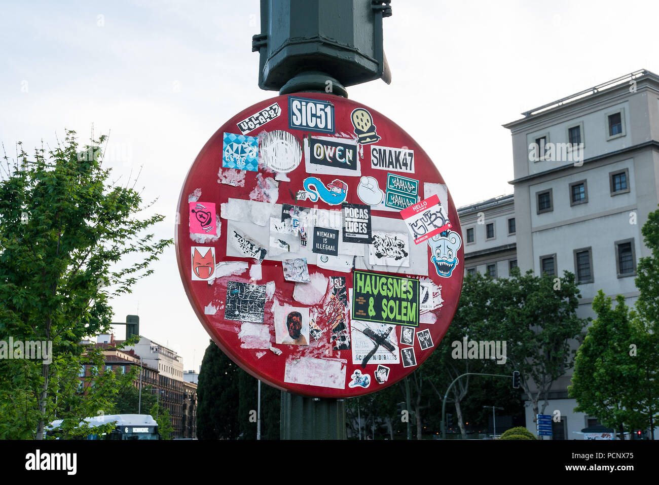 Madrid, Plaza Emperador Carlos V, sticky road sign Stock Photo - Alamy