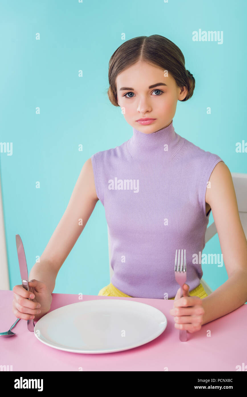 Girl with empty plate hi-res stock photography and images - Alamy