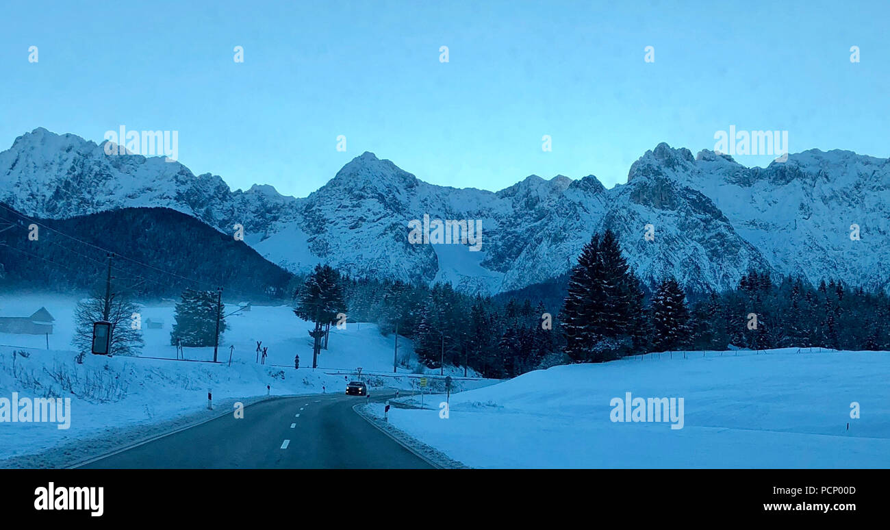 Oncoming car hi-res stock photography and images - Alamy