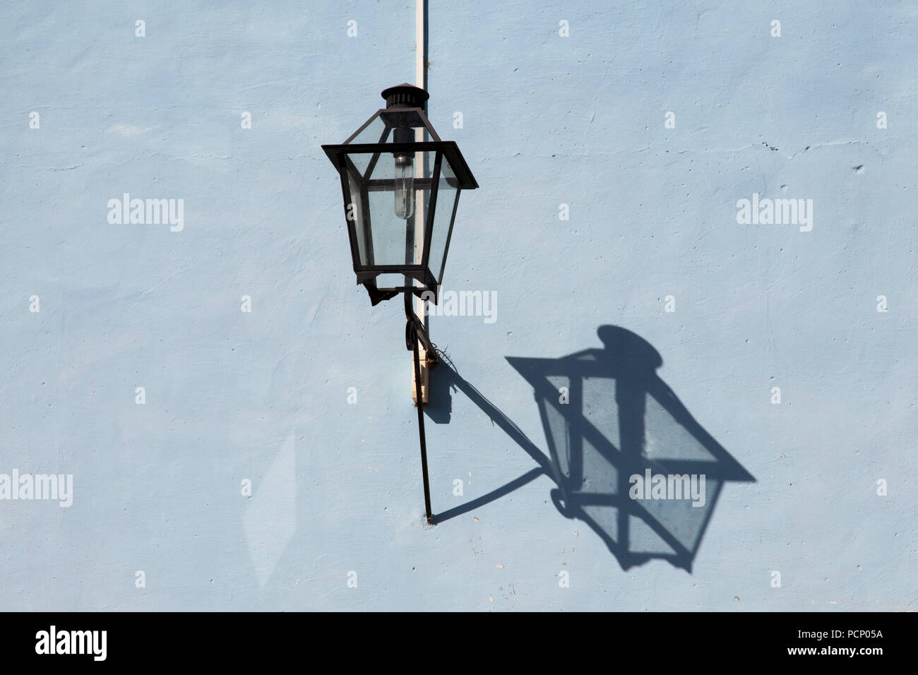 Shadows cast on exterior wall hi-res stock photography and images - Alamy