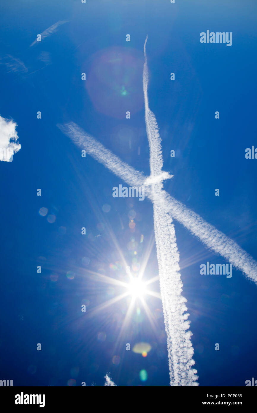 Contrails cross hi-res stock photography and images - Alamy