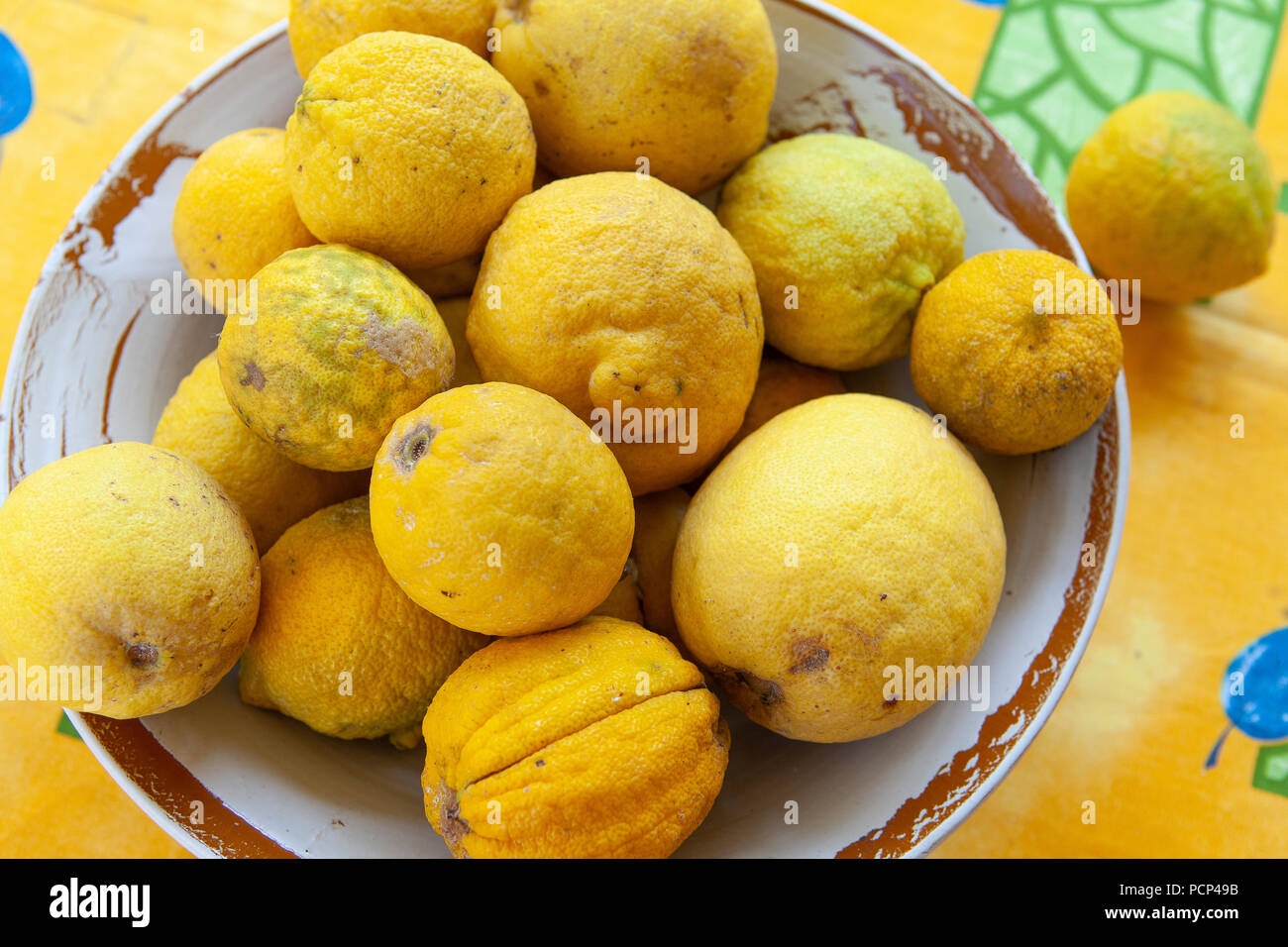 Fresh Lemons in a rustic bowl Stock Photo - Alamy