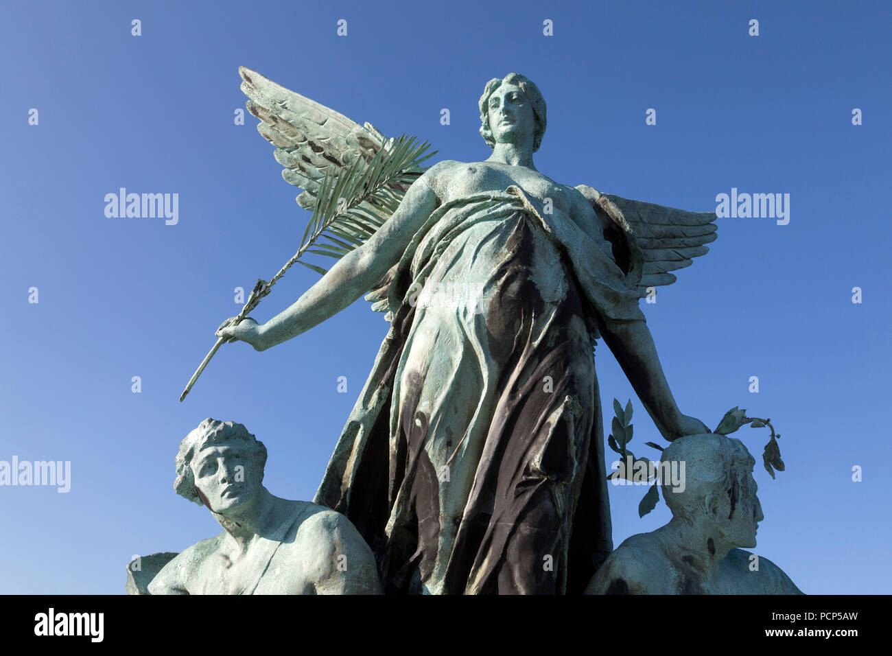 Fassadendetails nach der Renovierung 2016, Skulpturengruppe von Hugo ...