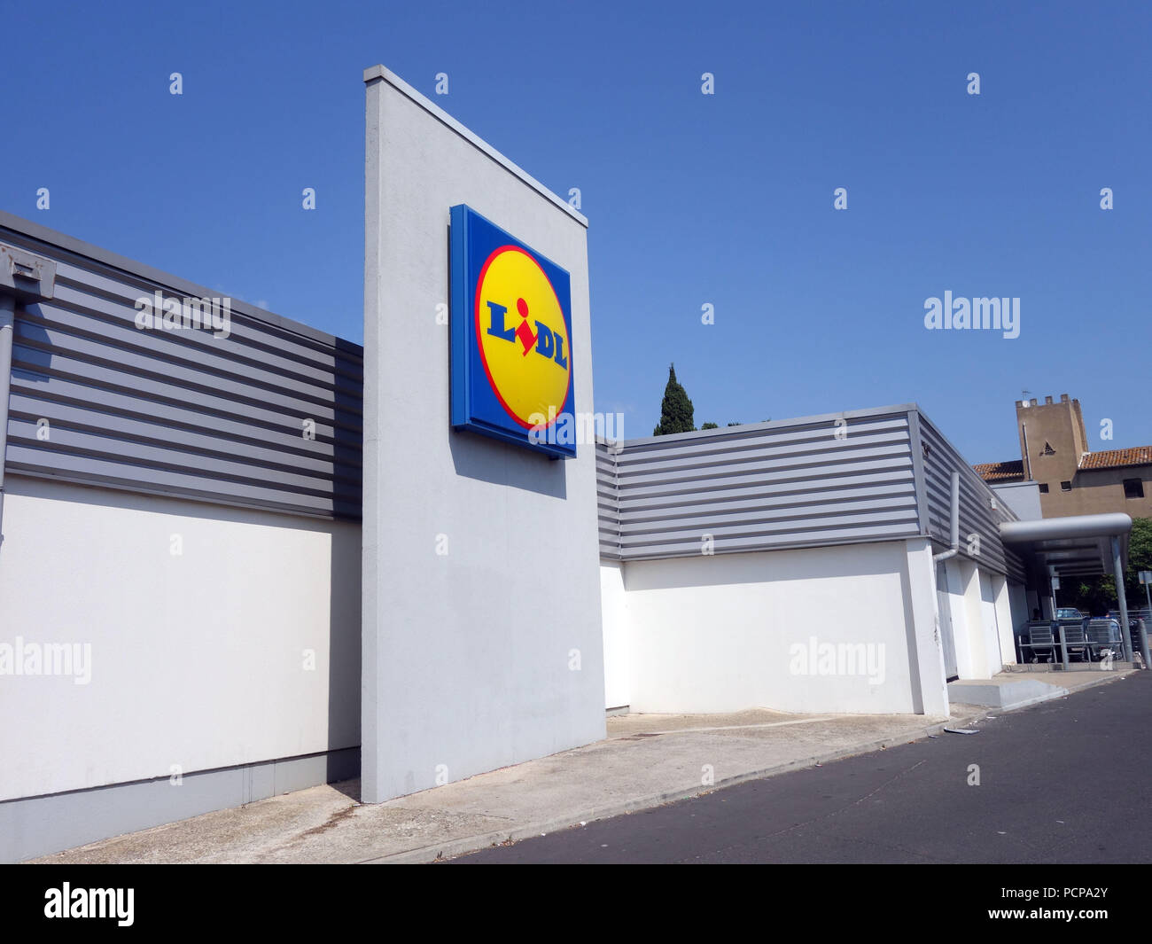 Shop Front of Supermarket shopping at Lidl Beziers, France Stock Photo ...