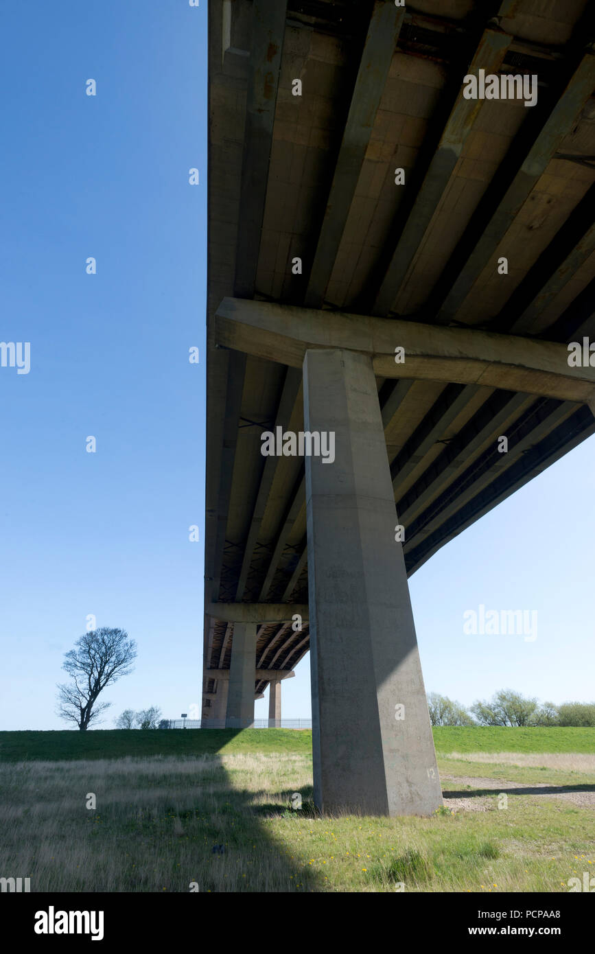 Hull ,M62 BRIDGE OVER THE RIVER OUSE AT HOWDEN Stock Photo - Alamy