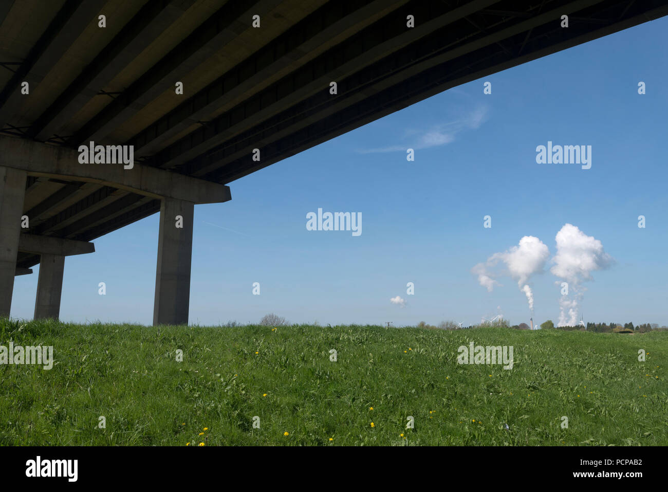 Hull ,M62 BRIDGE OVER THE RIVER OUSE AT HOWDEN Stock Photo - Alamy
