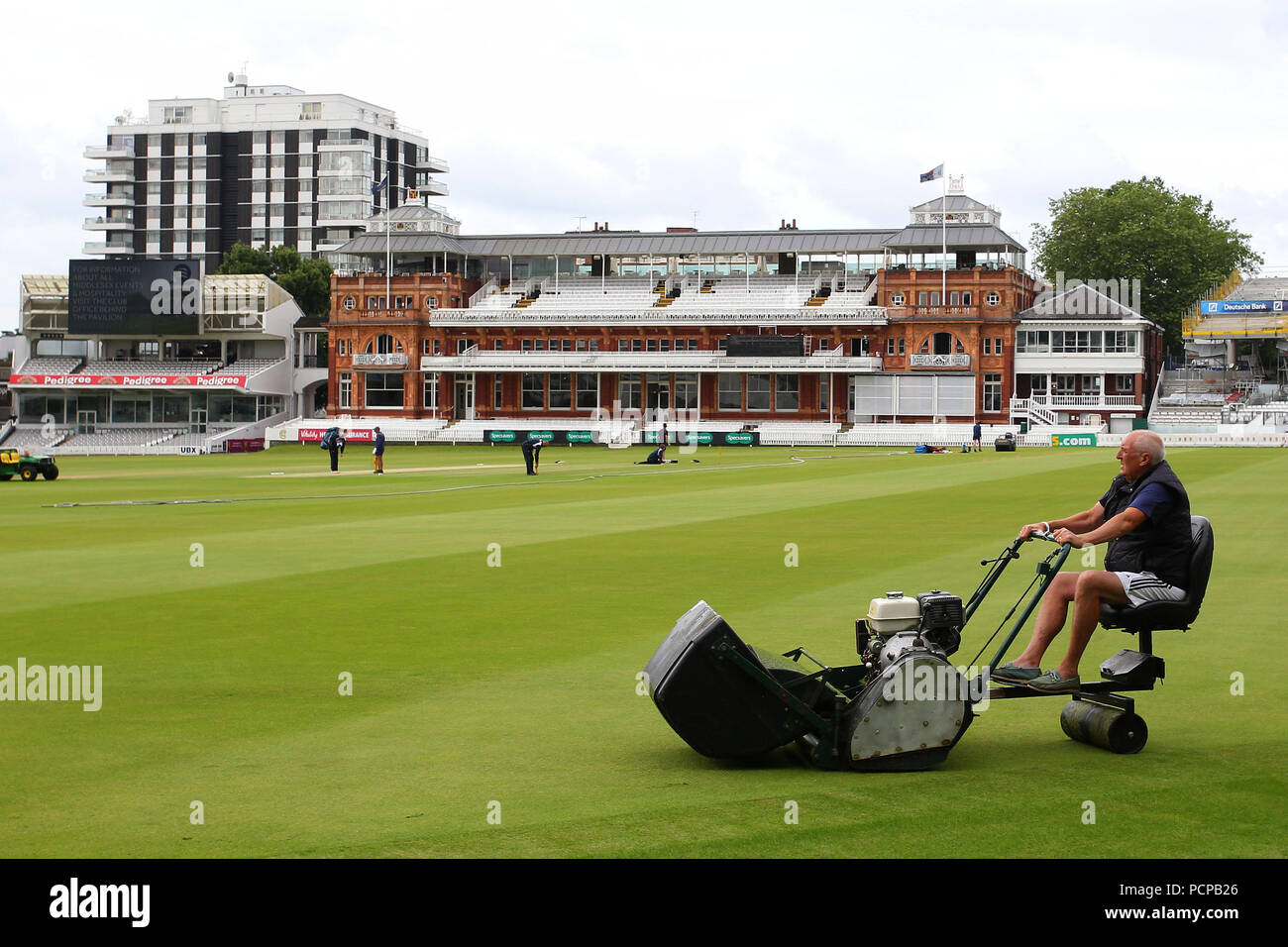 Mick hunt cricket hi-res stock photography and images - Alamy