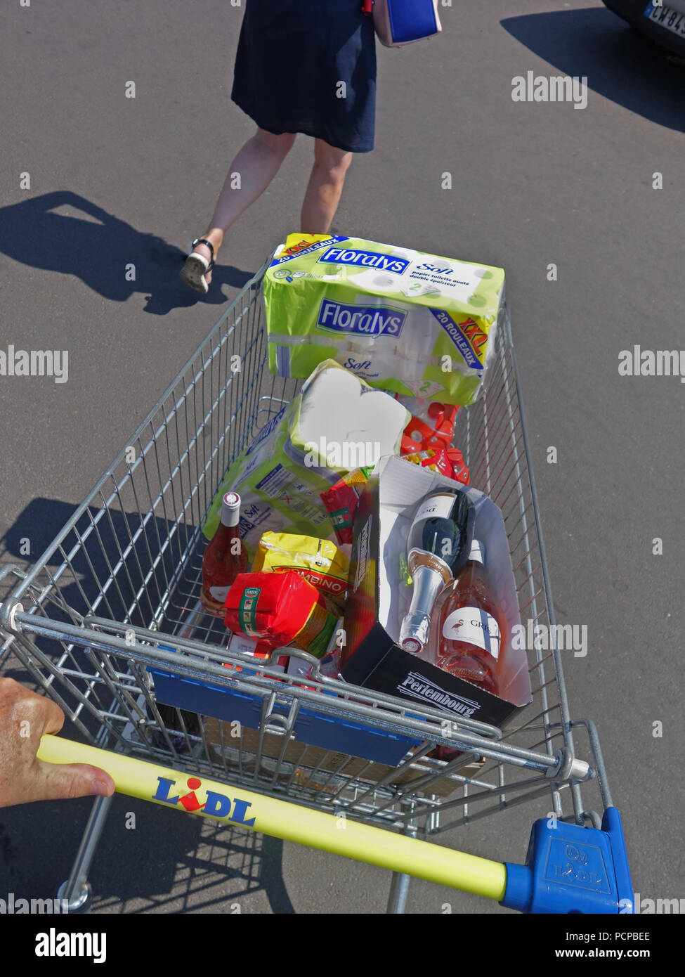 Supermarket shopping at Lidl Stock Photo - Alamy