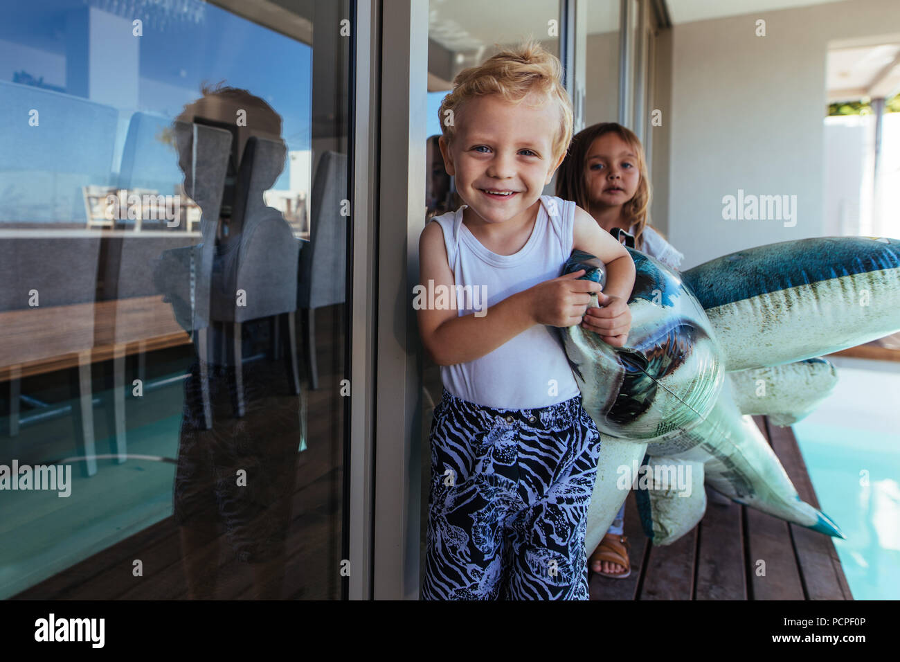 Kids playing outside house hi-res stock photography and images - Alamy