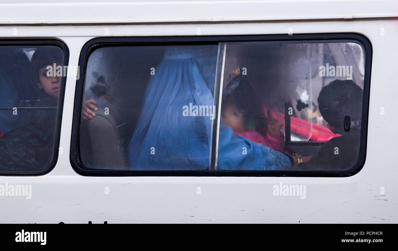 Kabul, Afghanistan, Feb 2005: Burqa-clad woman and children on a Kabul ...