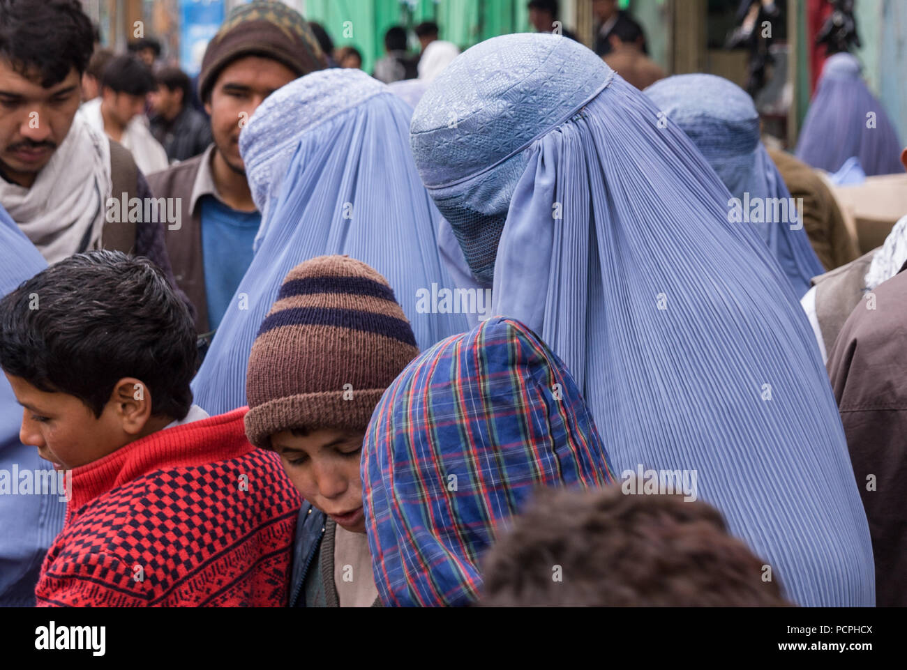 Burqa clad afghan woman hi-res stock photography and images - Alamy