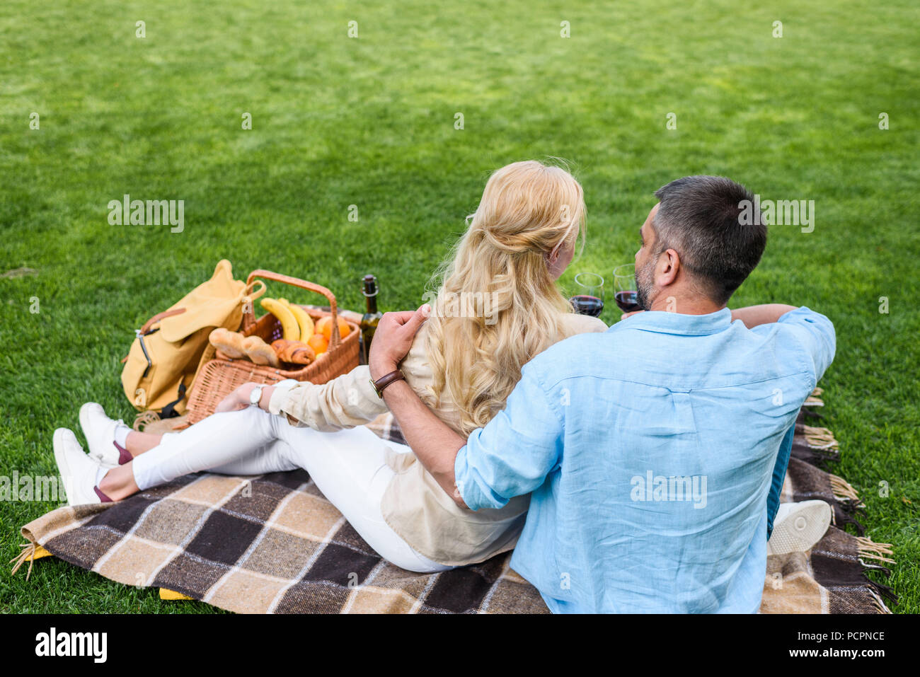 Couple wine rear view hi-res stock photography and images - Alamy
