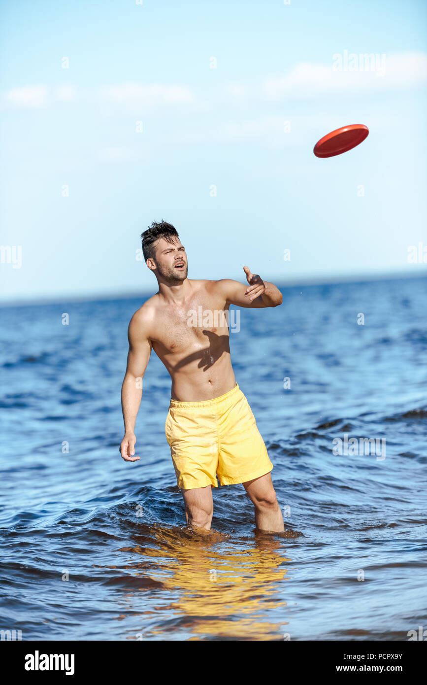 Man throwing frisbee beach hi-res stock photography and images - Alamy