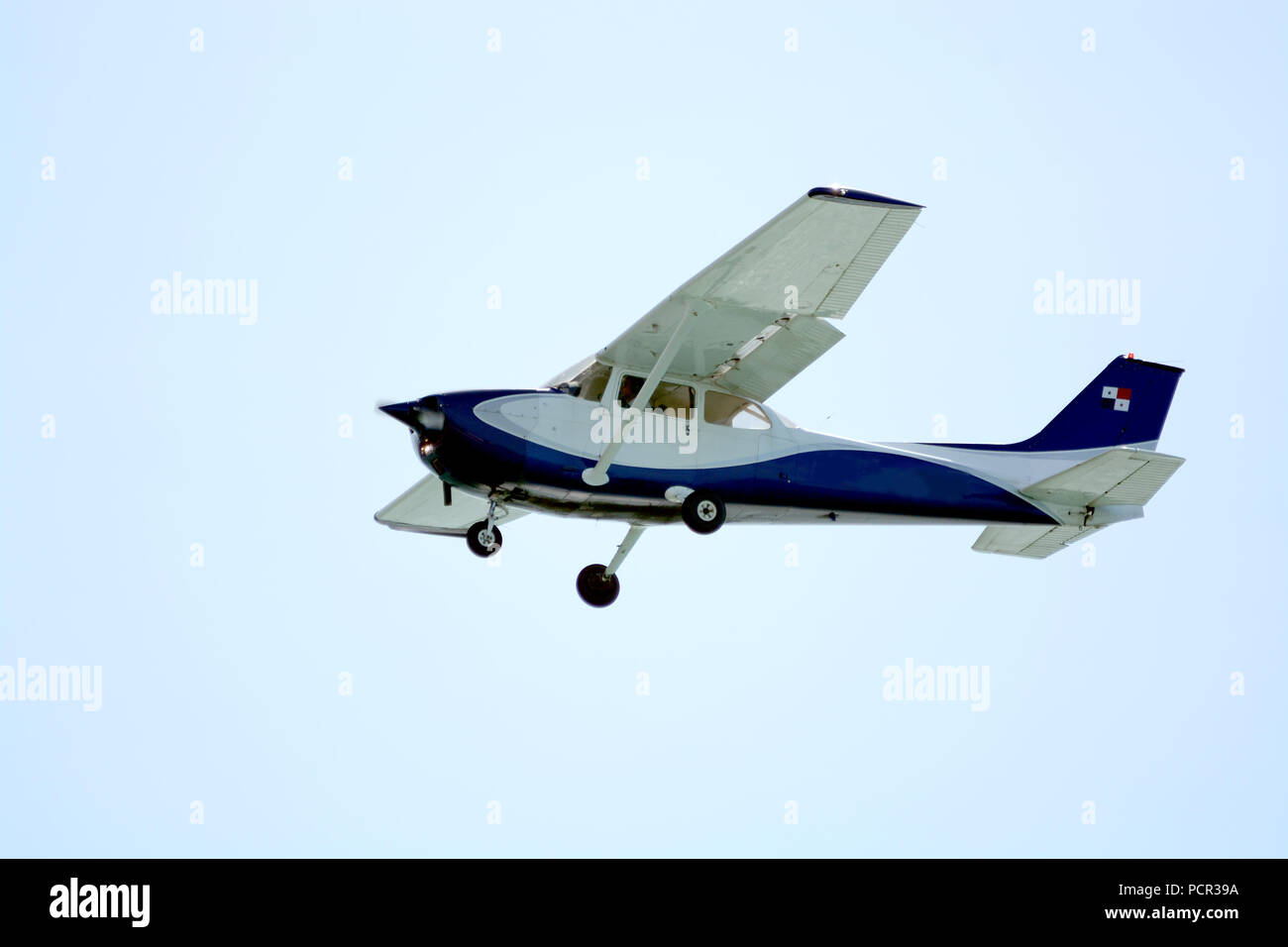 Light aircraft flying hi-res stock photography and images - Alamy
