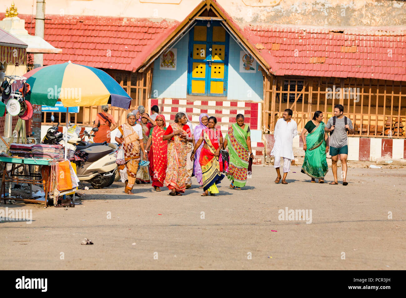 Ramanathaswamy temple pilgrims rameswaram hi-res stock photography and ...