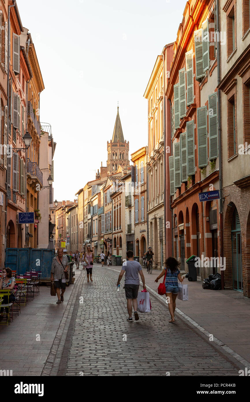 FRANCE, TOULOUSE, RUE DU TAUR - JULI 9, 2018: People walking in the ...