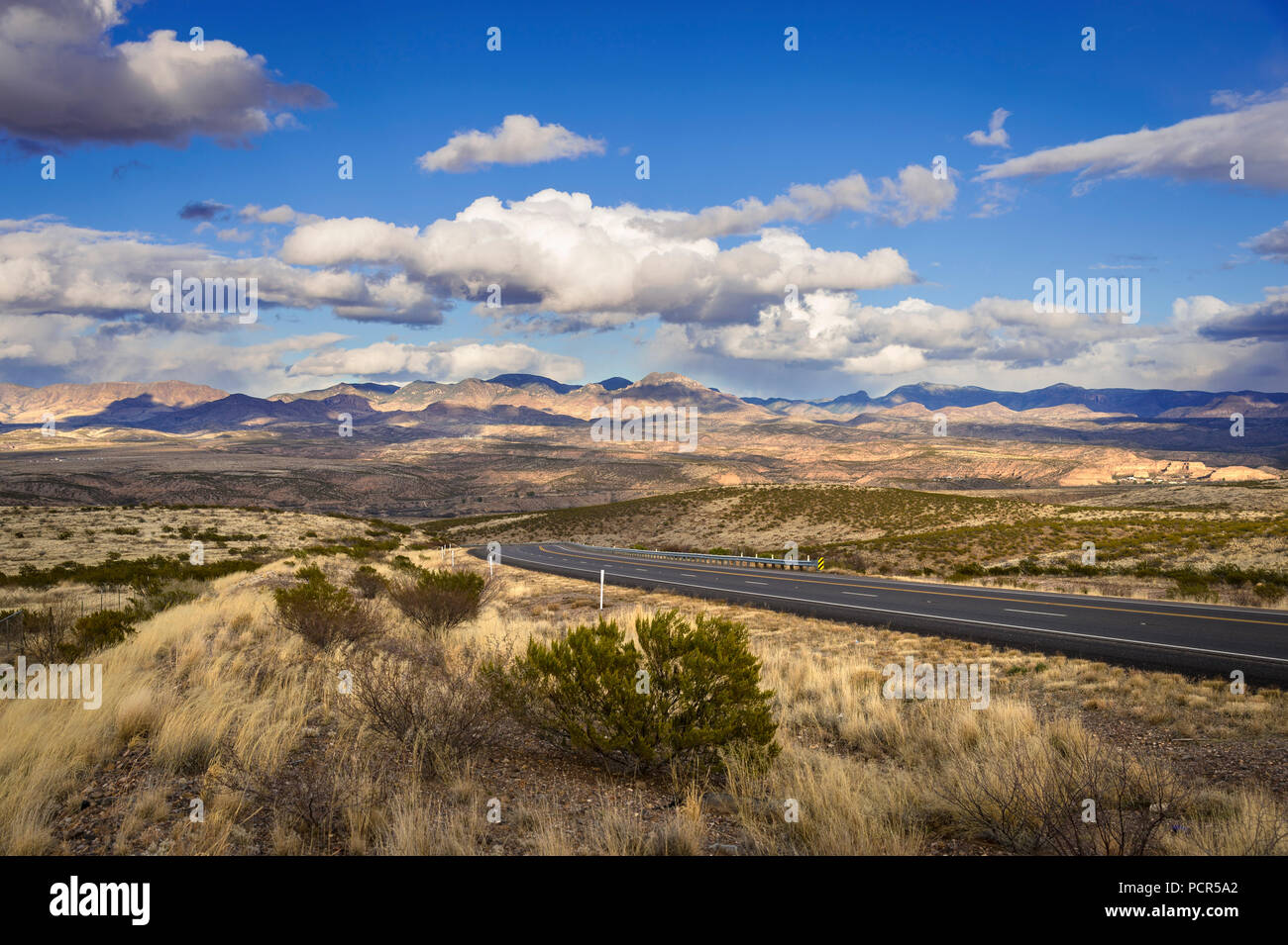 Empty desert road mountains hi-res stock photography and images - Alamy