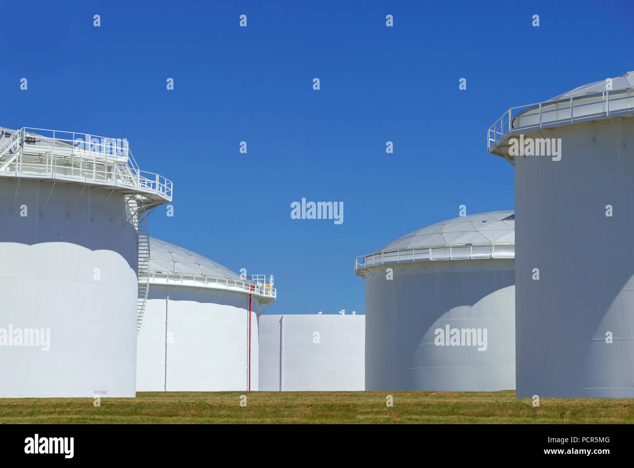 Petroleum storage tanks hi-res stock photography and images - Alamy