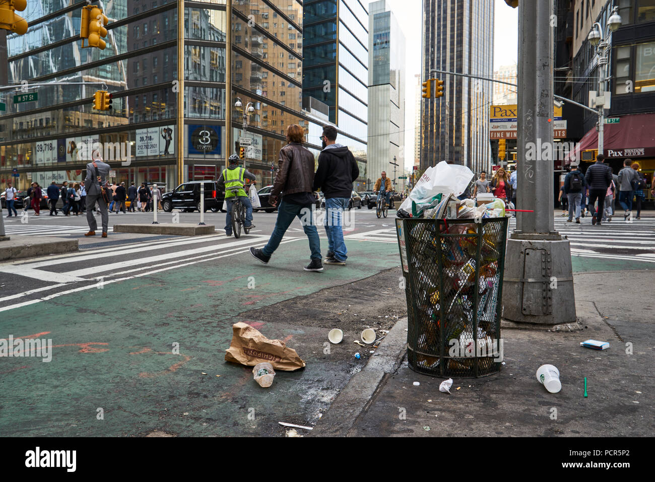Nyc trash hi-res stock photography and images - Alamy