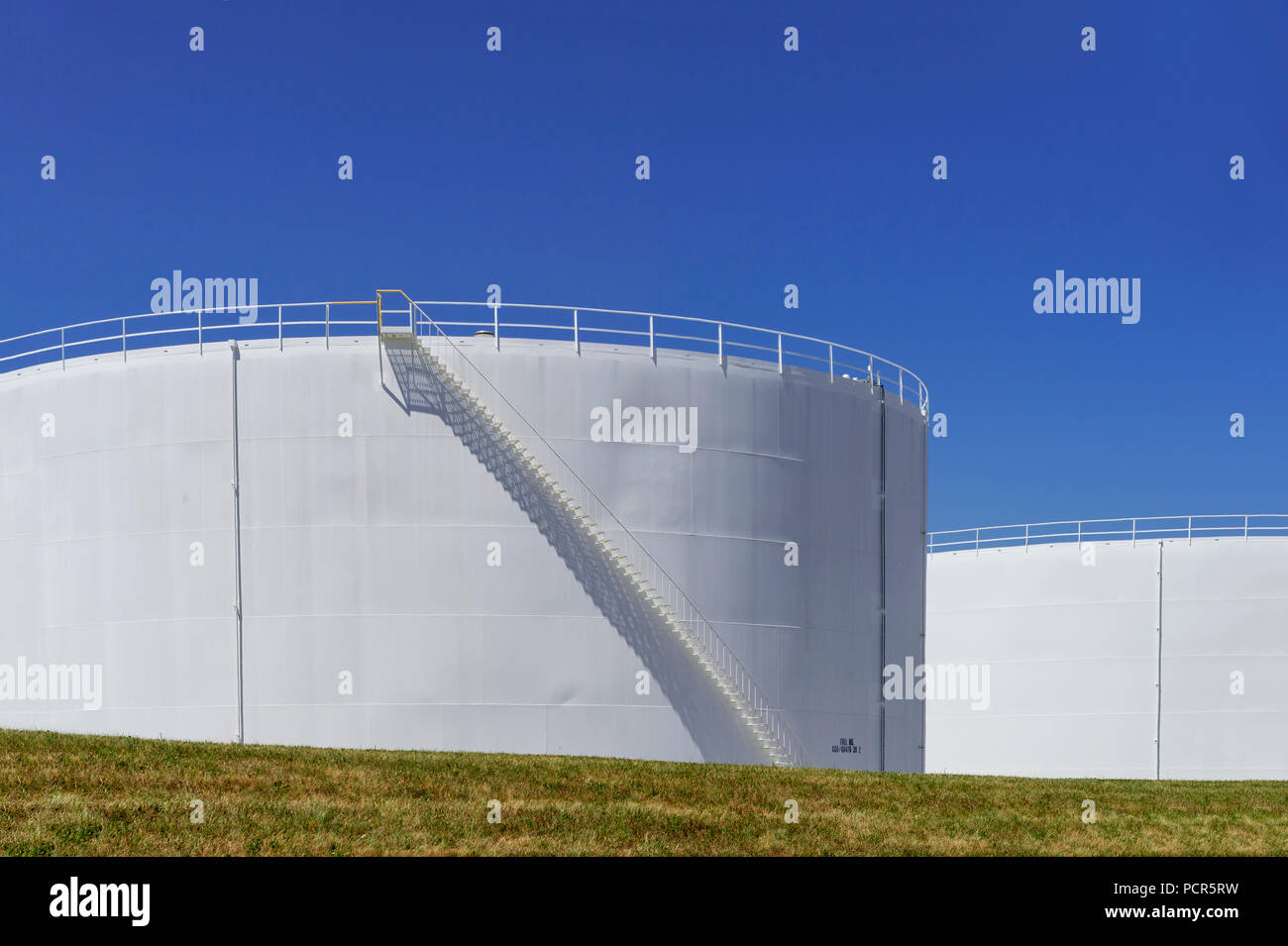 New jersey oil tanks hi-res stock photography and images - Alamy