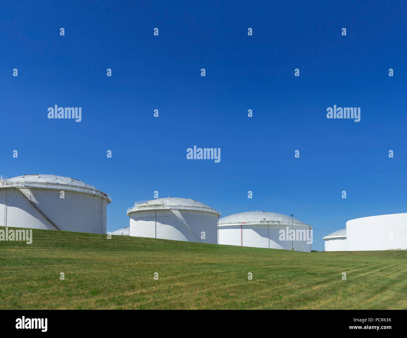 Petroleum storage tanks hi-res stock photography and images - Alamy
