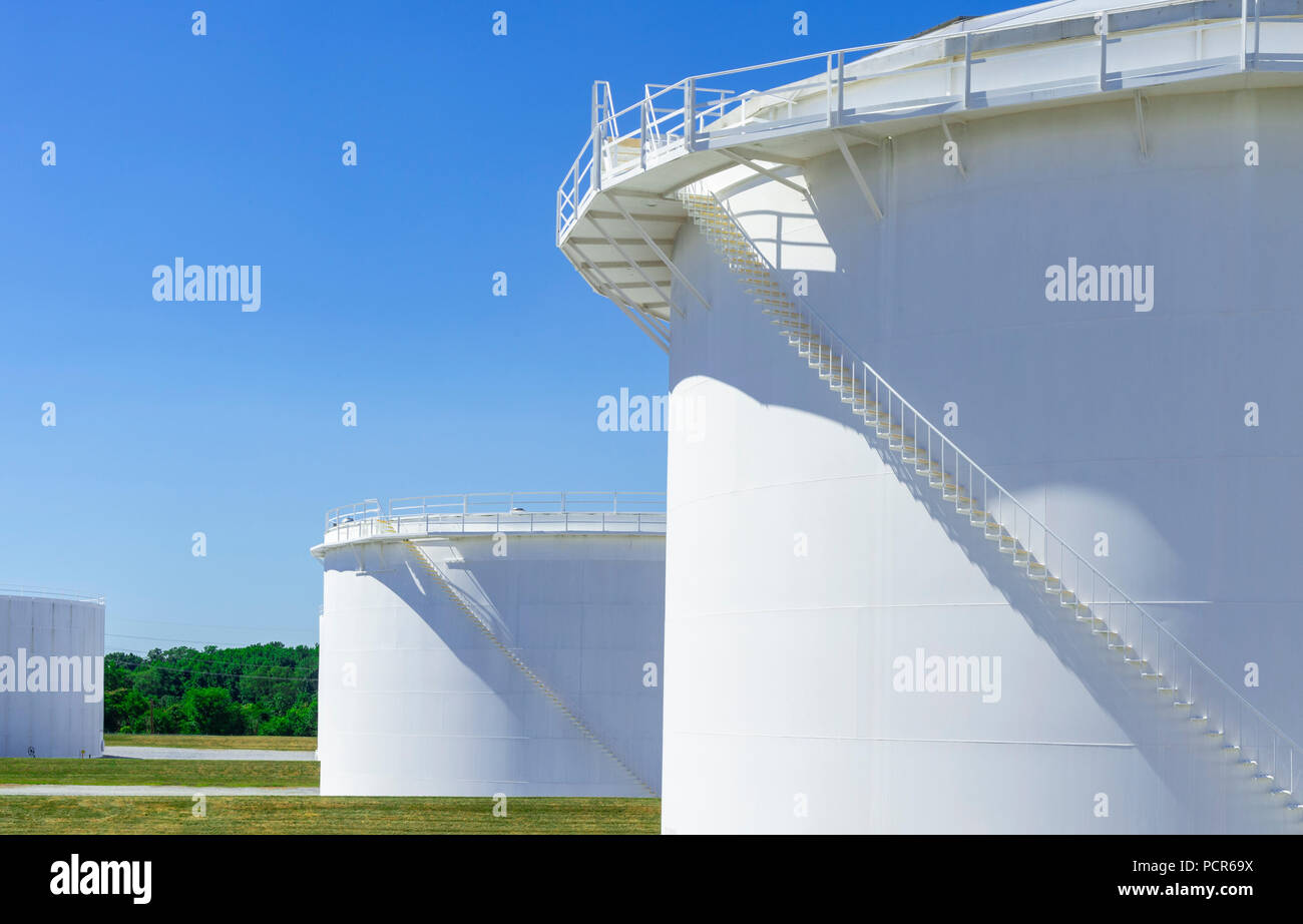 Petroleum storage tanks hi-res stock photography and images - Alamy