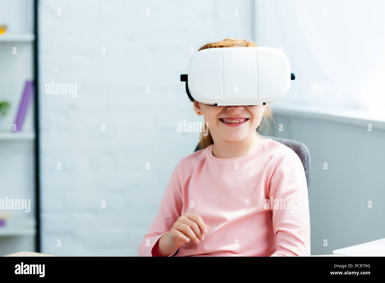 Kid using virtual reality hi-res stock photography and images - Alamy