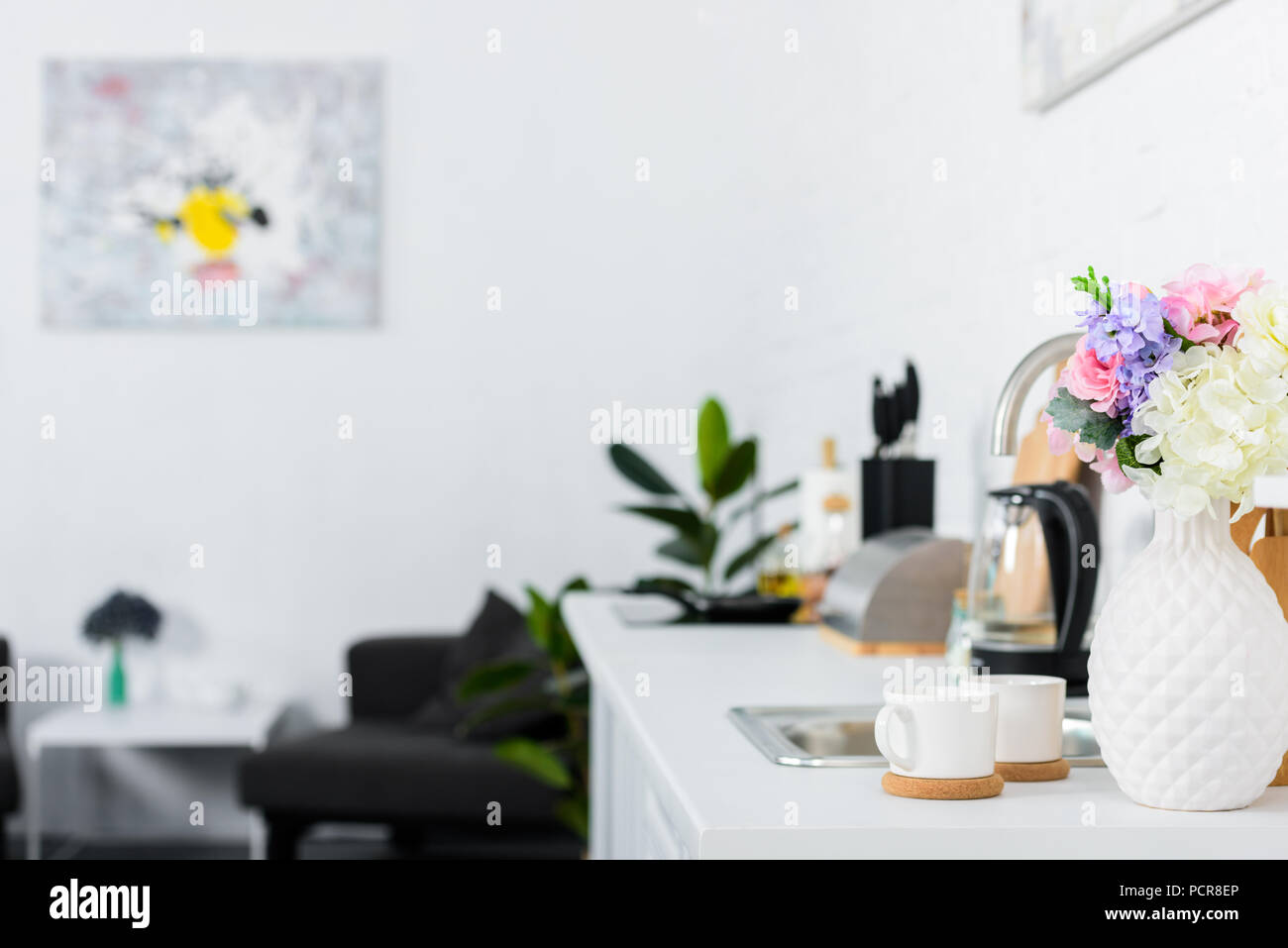 White sink vase flowers hi-res stock photography and images - Alamy