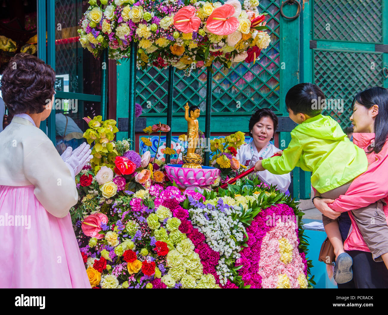 Vesak bathing buddha hi-res stock photography and images - Alamy